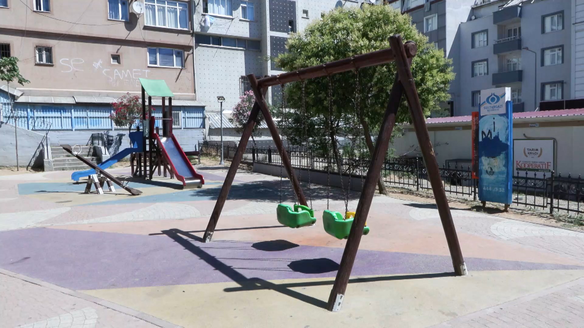 Parkta oynayan çocuğu iki yetişkin tahterevalliden düşürdü: Çocuk ağır ...